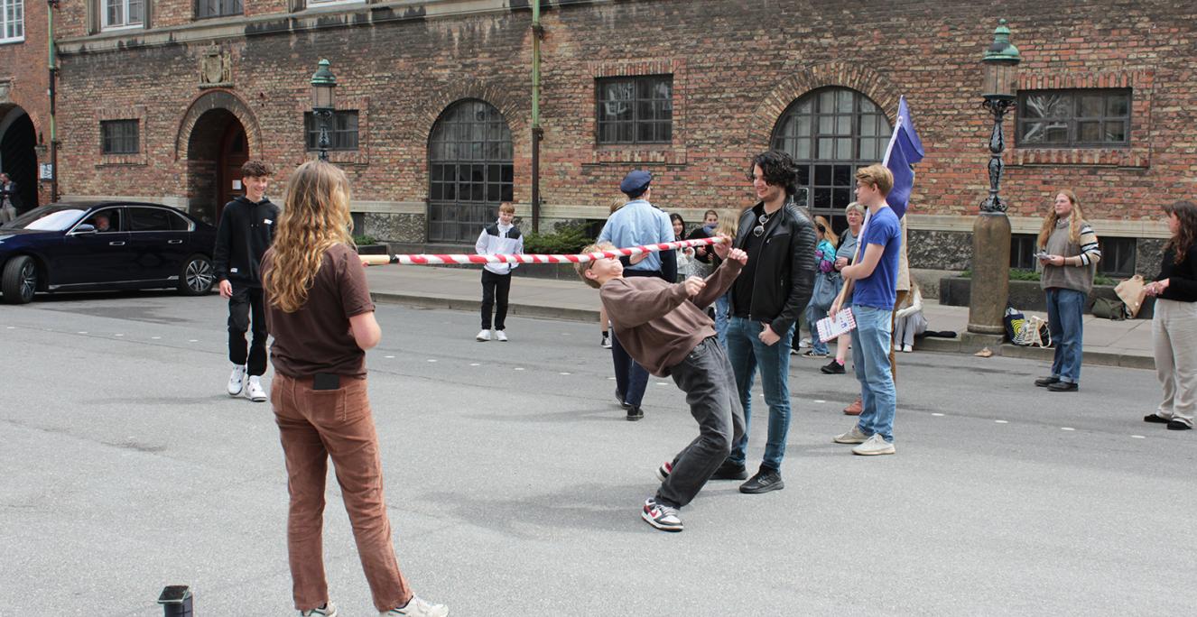 Unge demonstrerer for åbne grænser | Grænseforeningen.dk